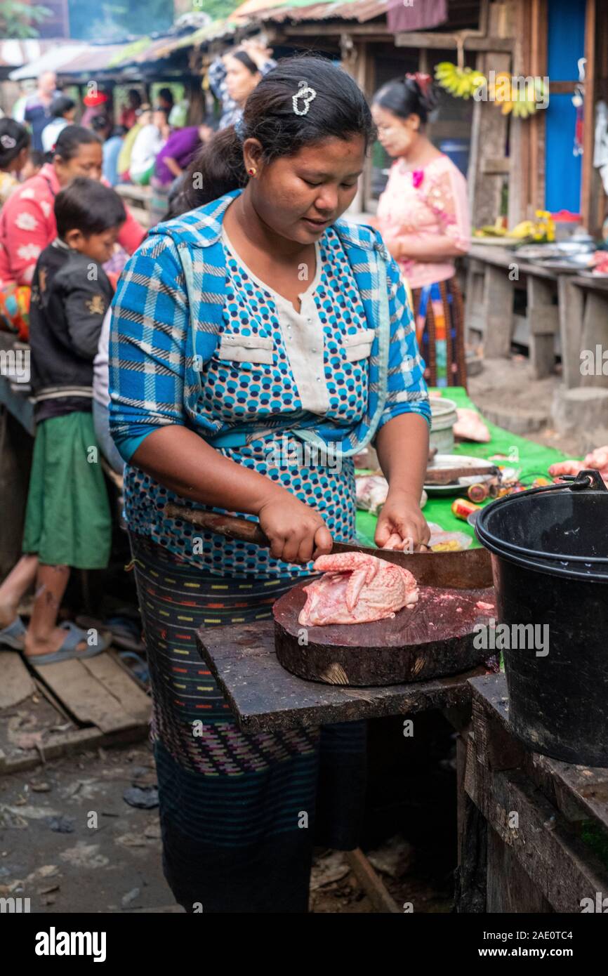 Women butcher chicken hi-res stock photography and images - Alamy