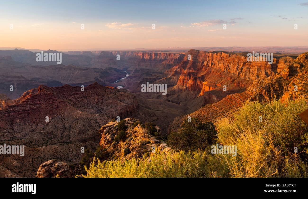 Scene from a viewpoint along the south rim of the Grand Canyon in ...