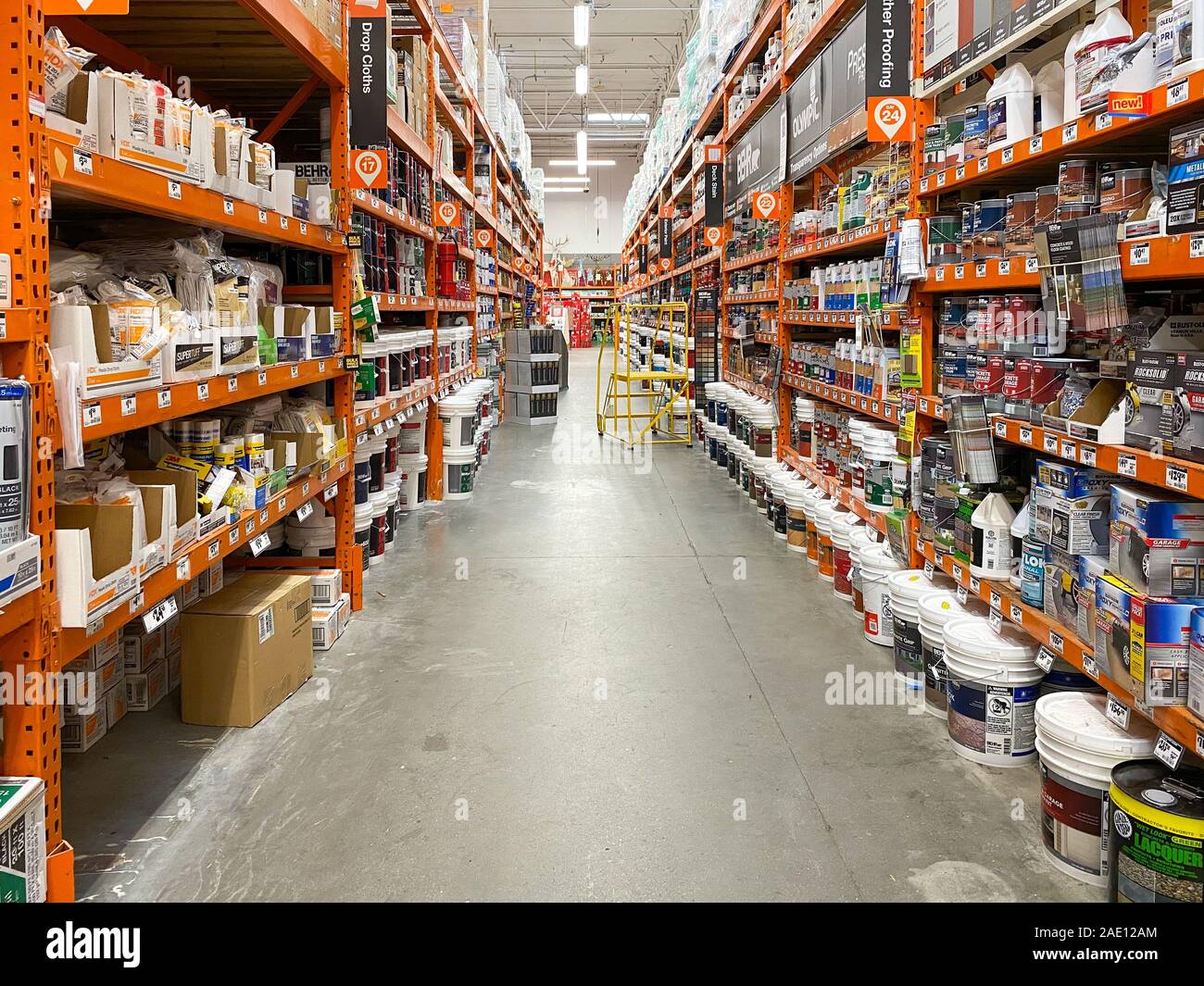 Home depot store inside hi-res stock photography and images - Alamy