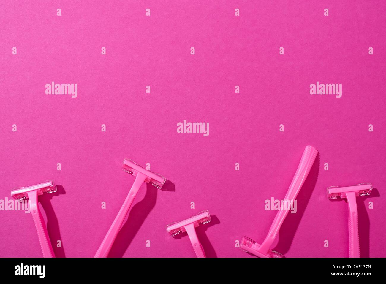 top view of female disposable razors on pink background Stock Photo - Alamy