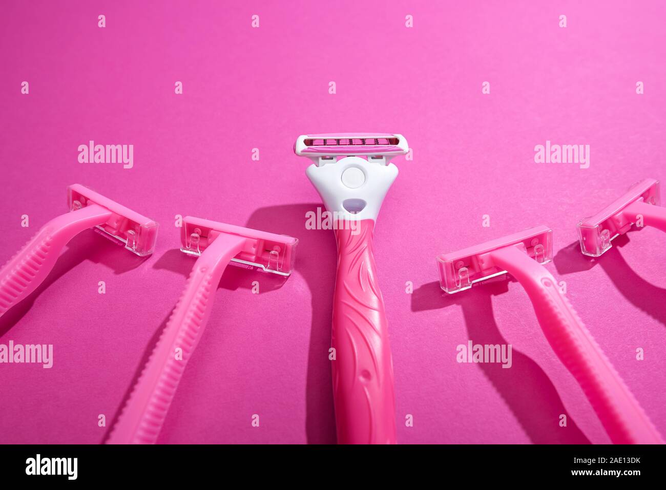 feminine razors on pink background with copy space Stock Photo - Alamy