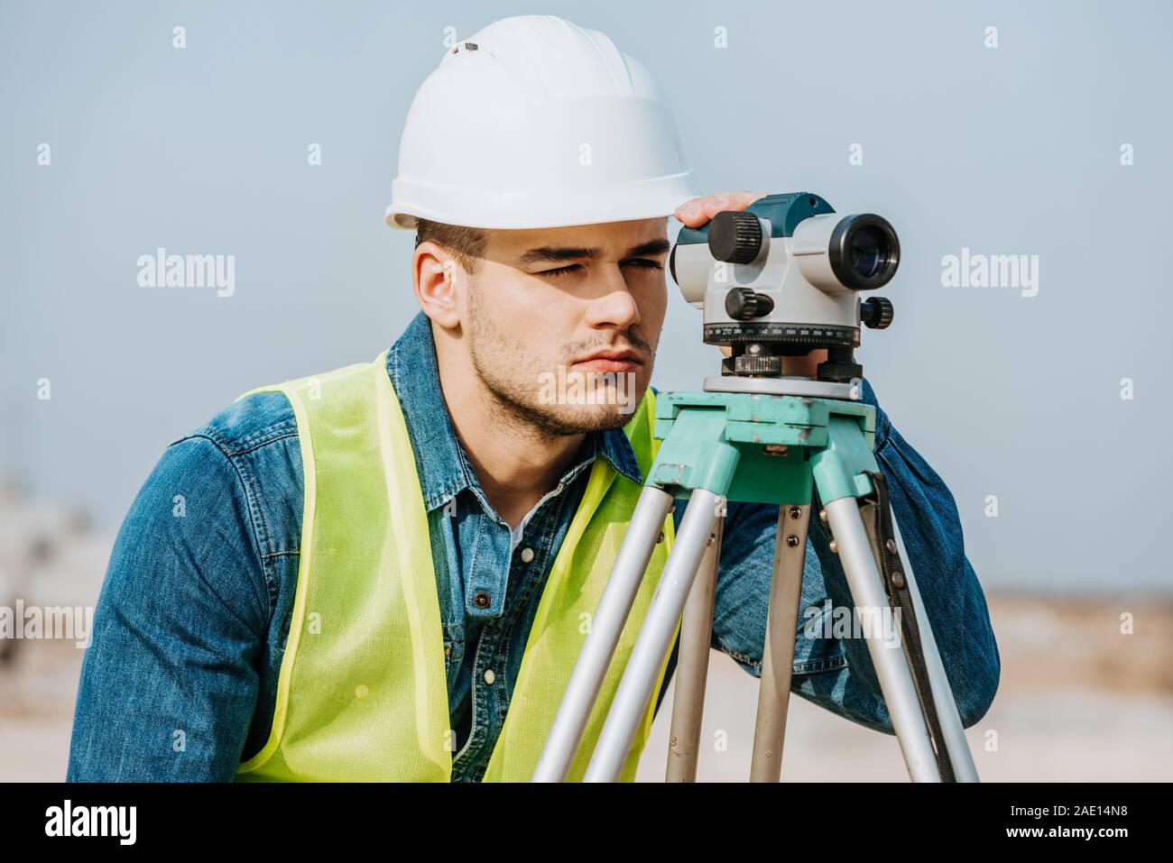 Surveyor using measuring instrument hi-res stock photography and images ...