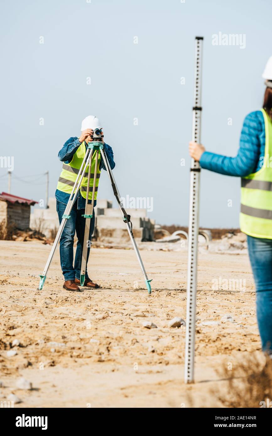 Engineers surveying instruments hi-res stock photography and images - Alamy