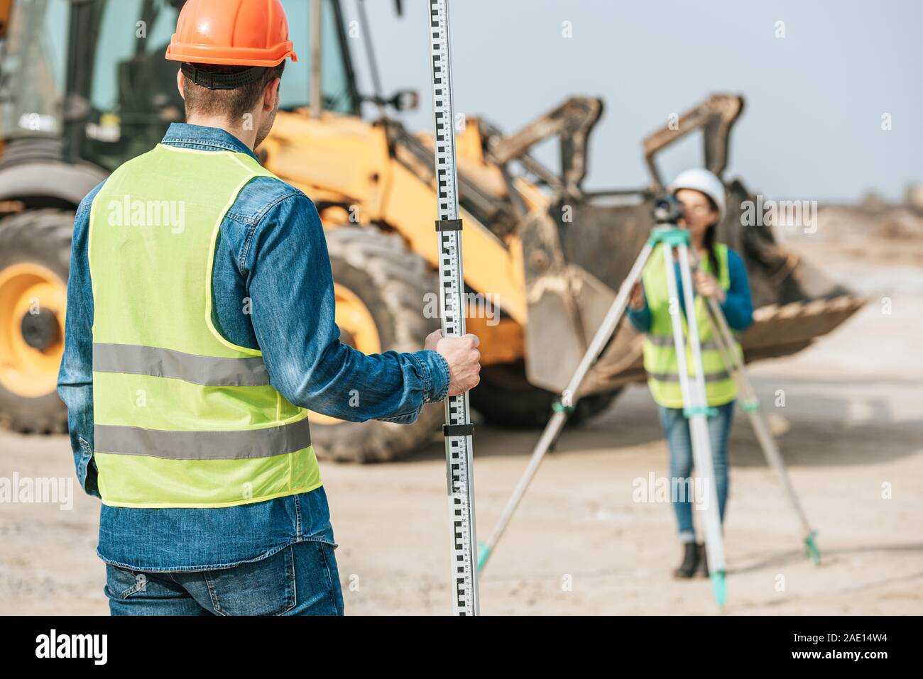 Engineers surveying instruments hi-res stock photography and images - Alamy