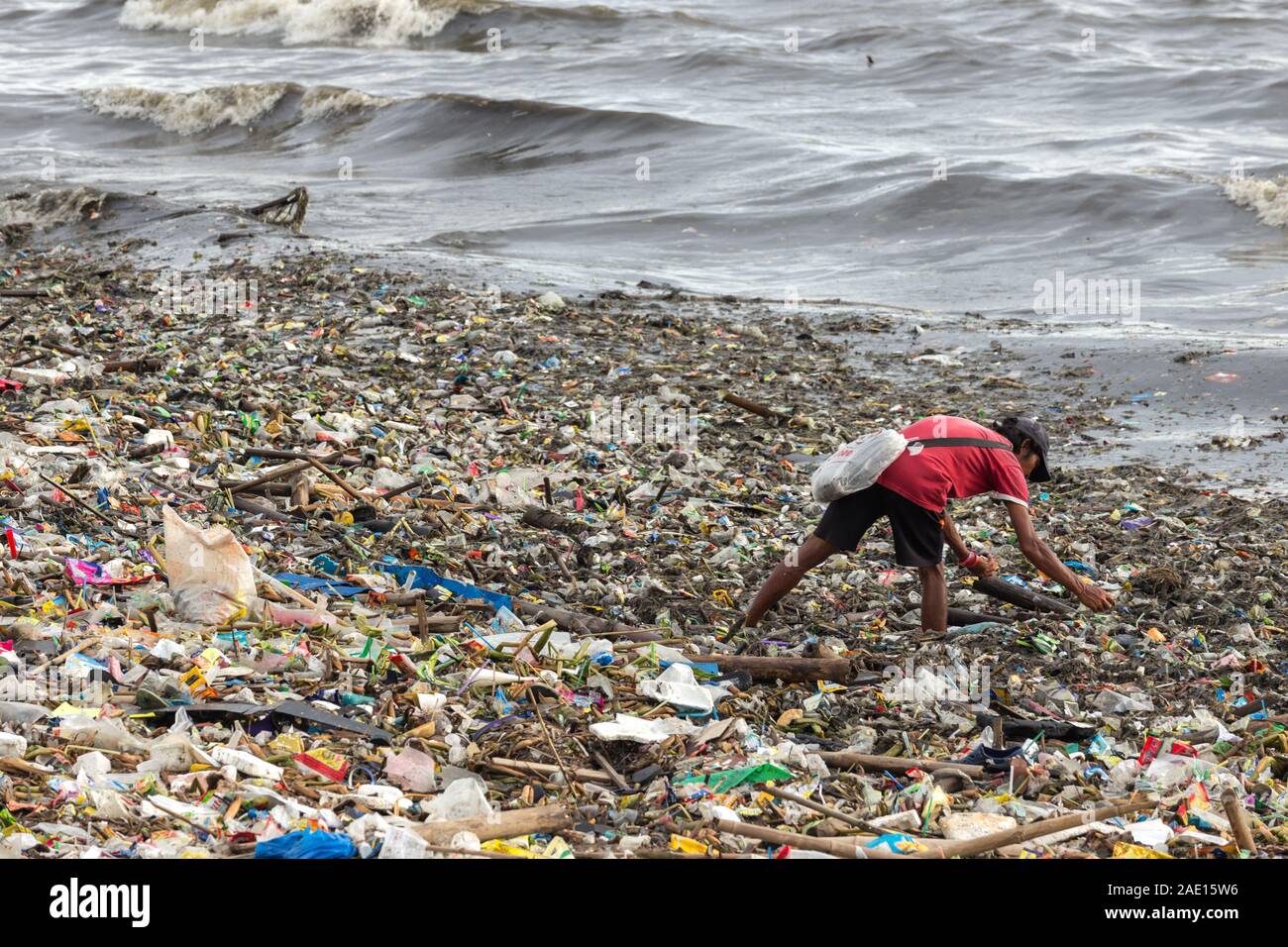 Philippines beach collecting hi-res stock photography and images - Alamy