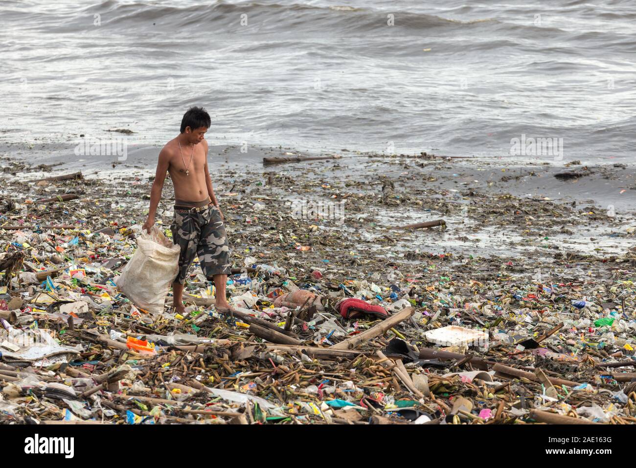 Philippines beach collecting hi-res stock photography and images - Alamy