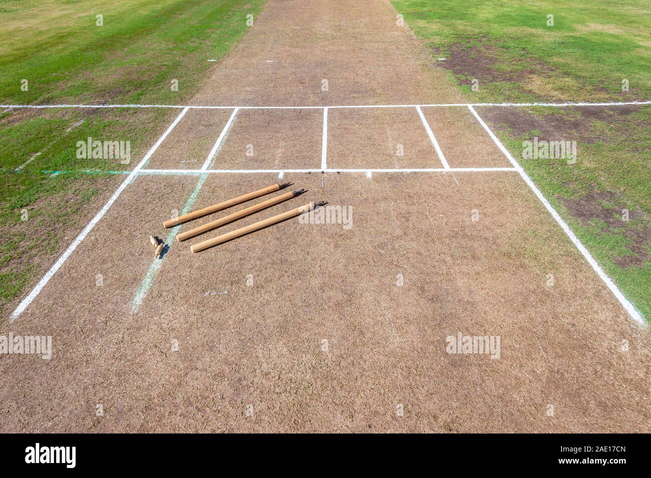Batting crease hi-res stock photography and images - Alamy