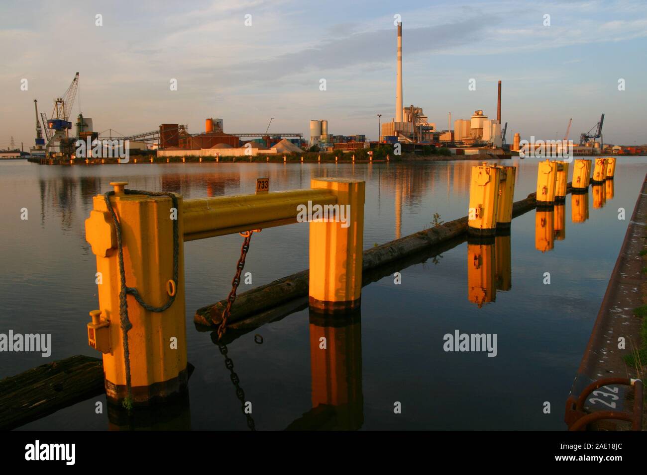 Coal stack hi-res stock photography and images - Alamy