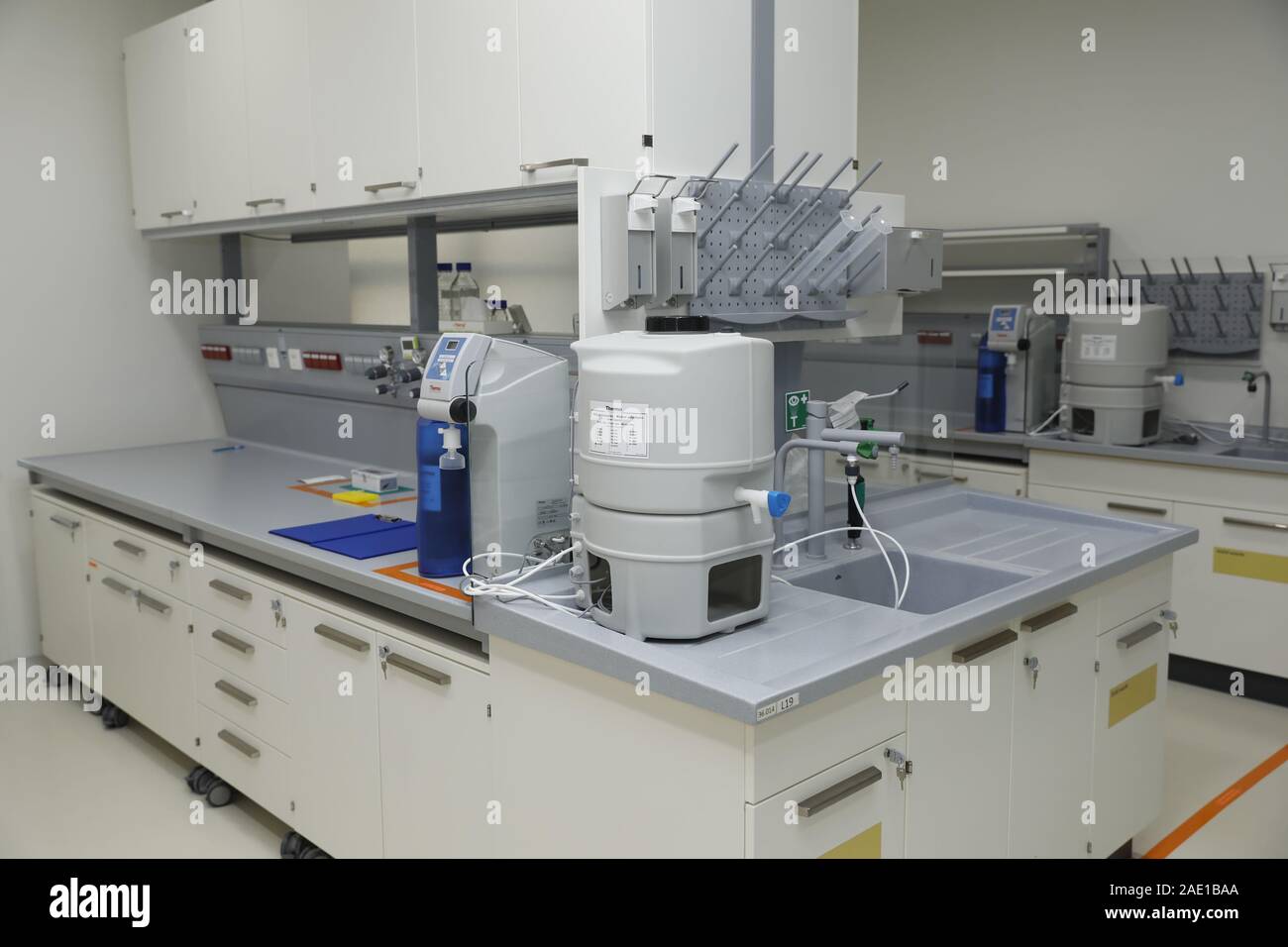 University genetics lab hi-res stock photography and images - Alamy