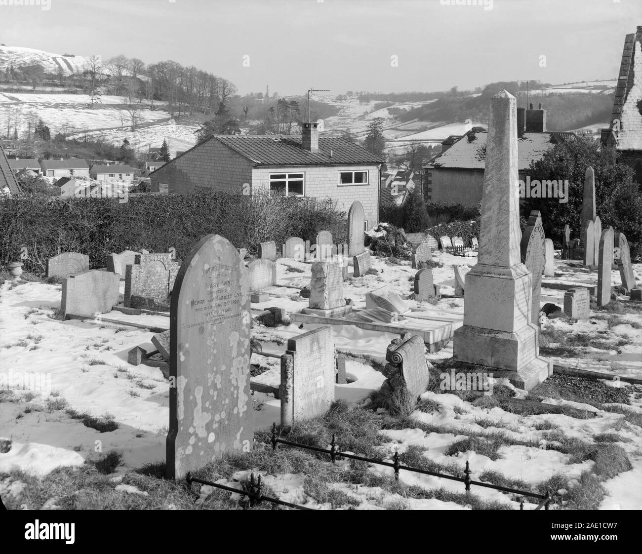 Graveyard in snow hi-res stock photography and images - Alamy
