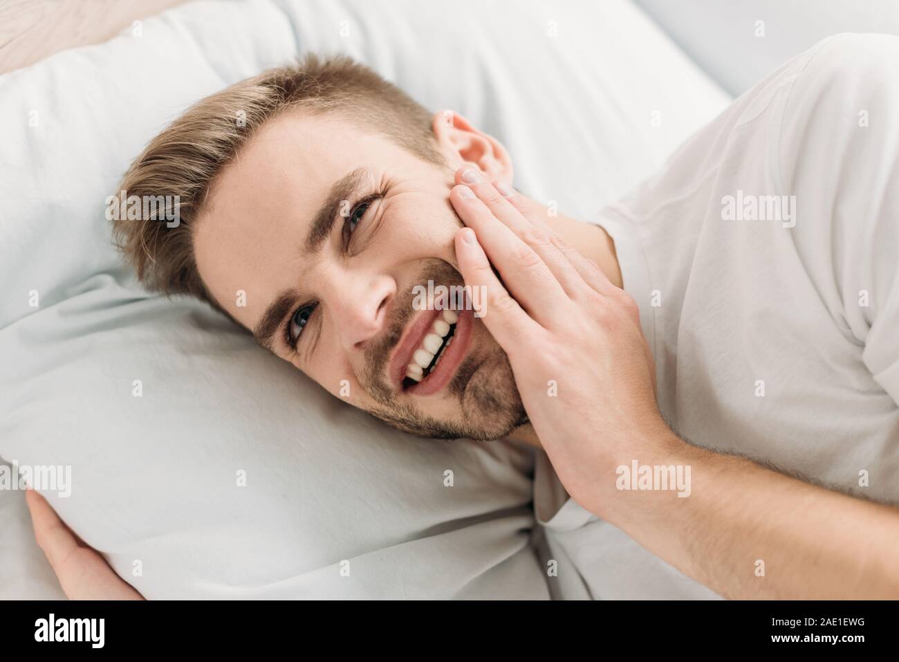 Man toothache bed hi-res stock photography and images - Alamy