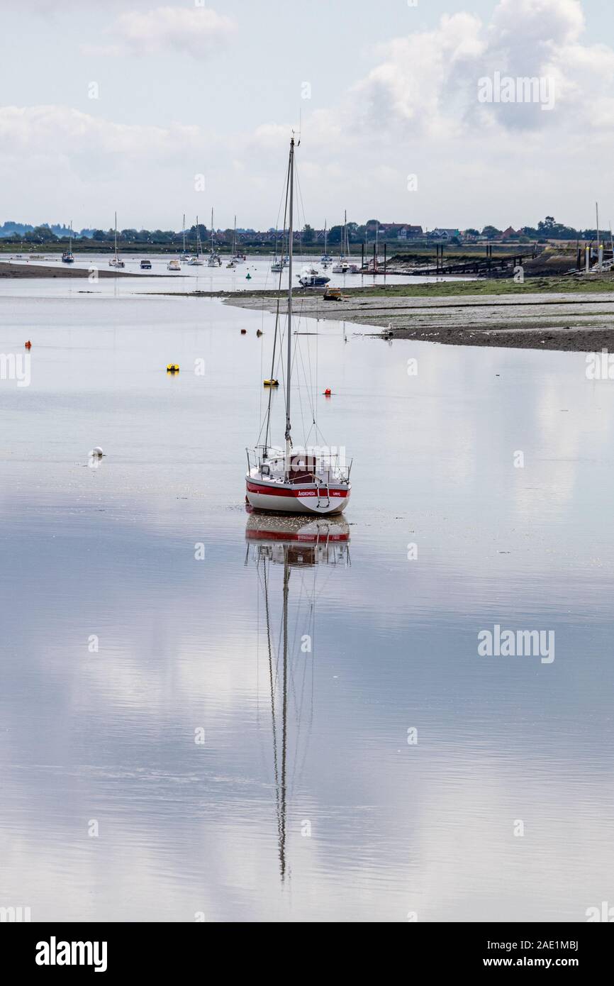 Boats with reflection on the outgoing tide of the River Crouch, South ...