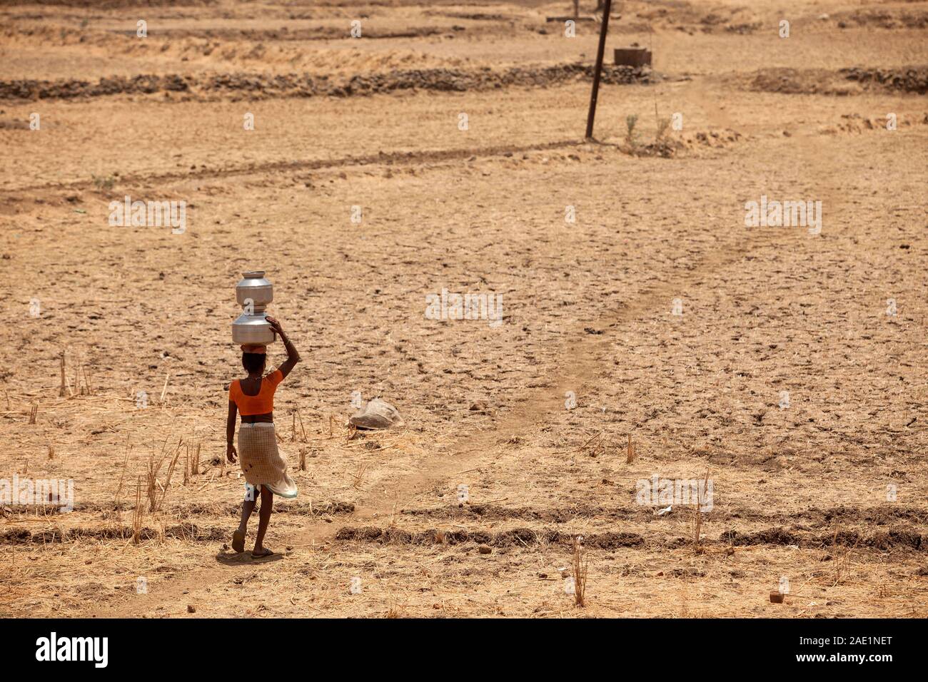 Balancing water pots on head hi-res stock photography and images - Alamy