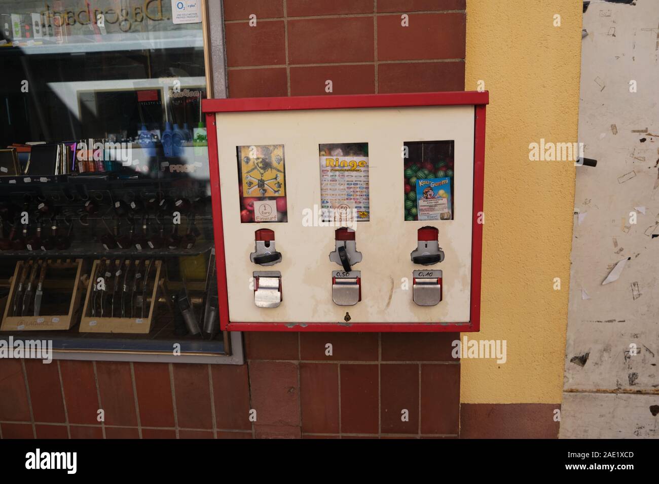 Gumball vending machine hi-res stock photography and images - Alamy