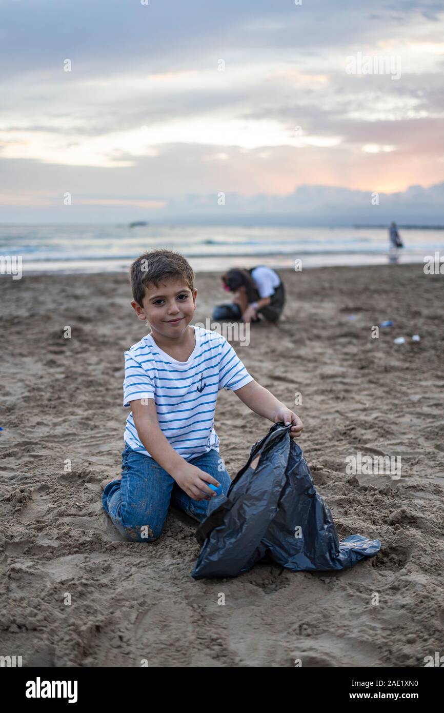 Children collecting rubbish hi-res stock photography and images - Alamy