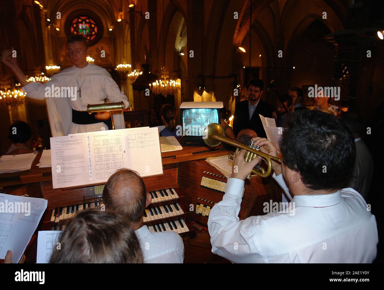 Catholic church organist with choir hi-res stock photography and images ...
