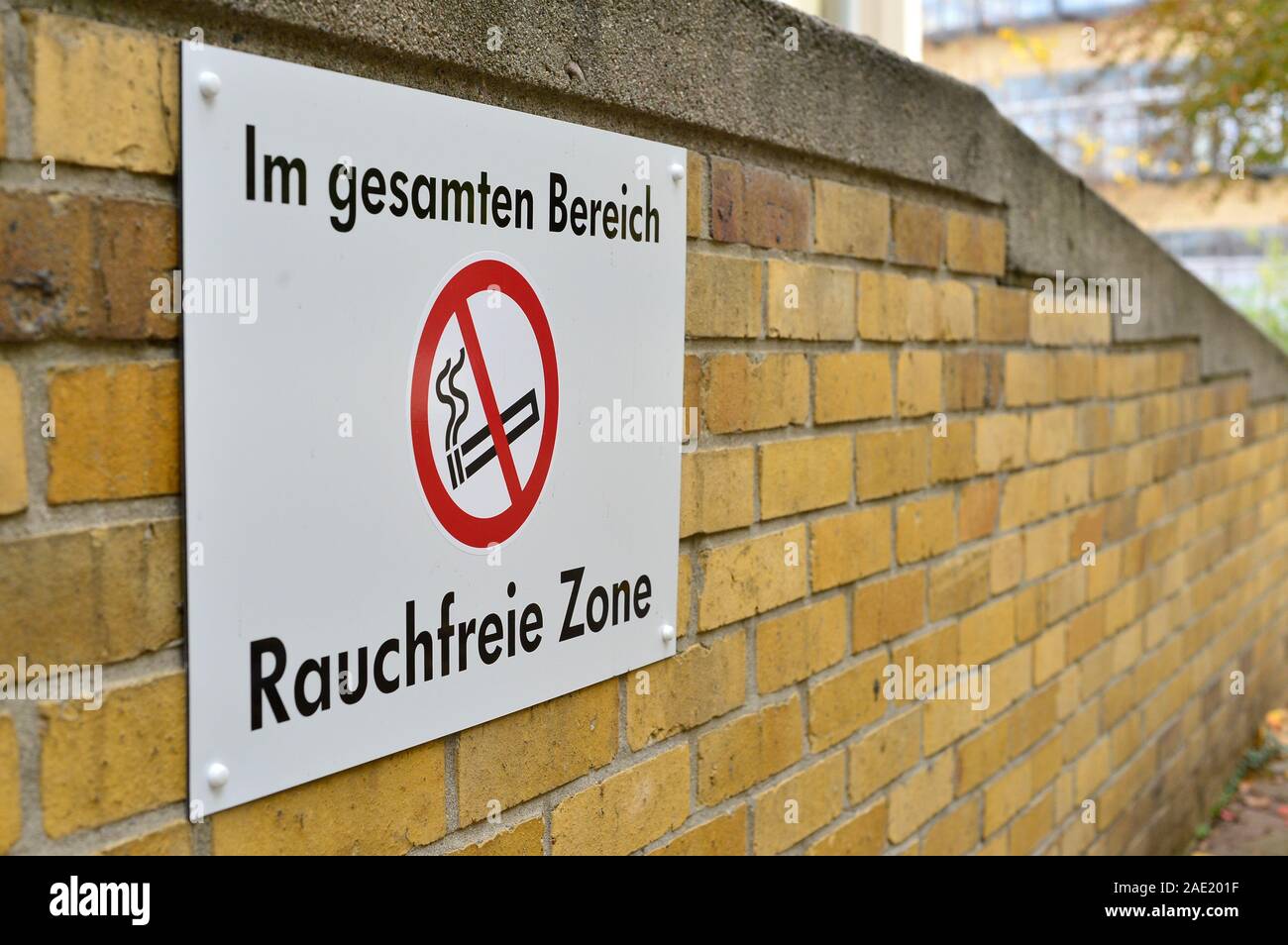Smoke free zones hi-res stock photography and images - Alamy