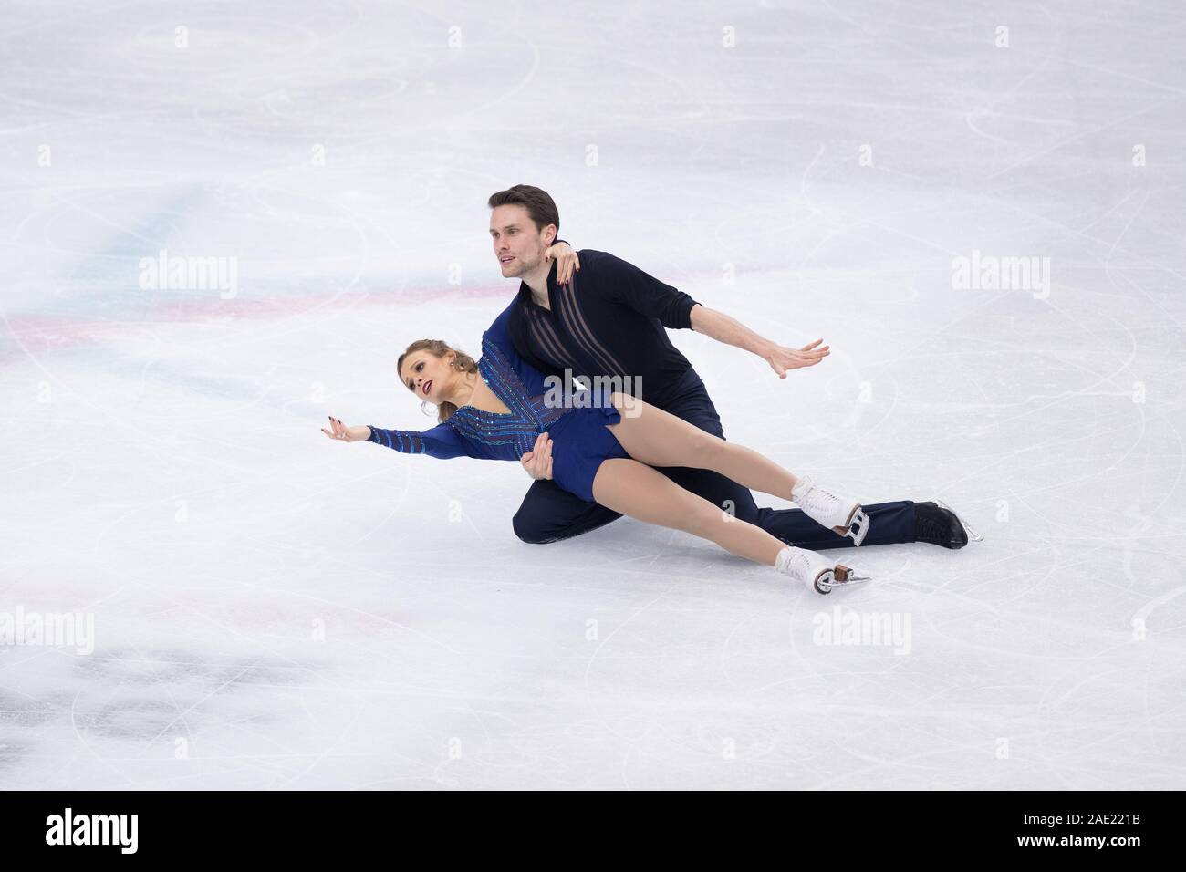Kirsten Moore Towers and Michael Marinaro of Canada compete during ...