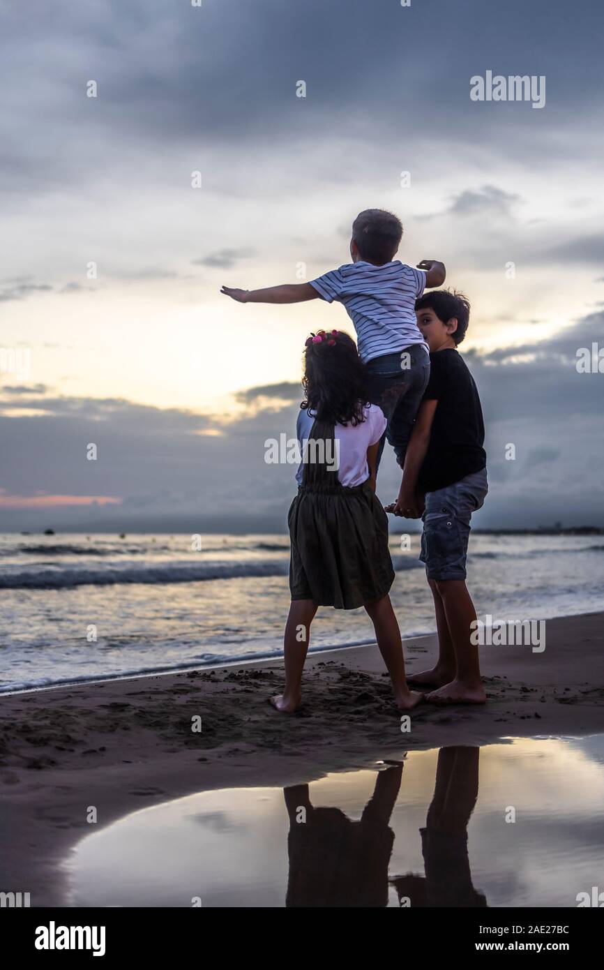 Beach family silhouette walking three hi-res stock photography and ...