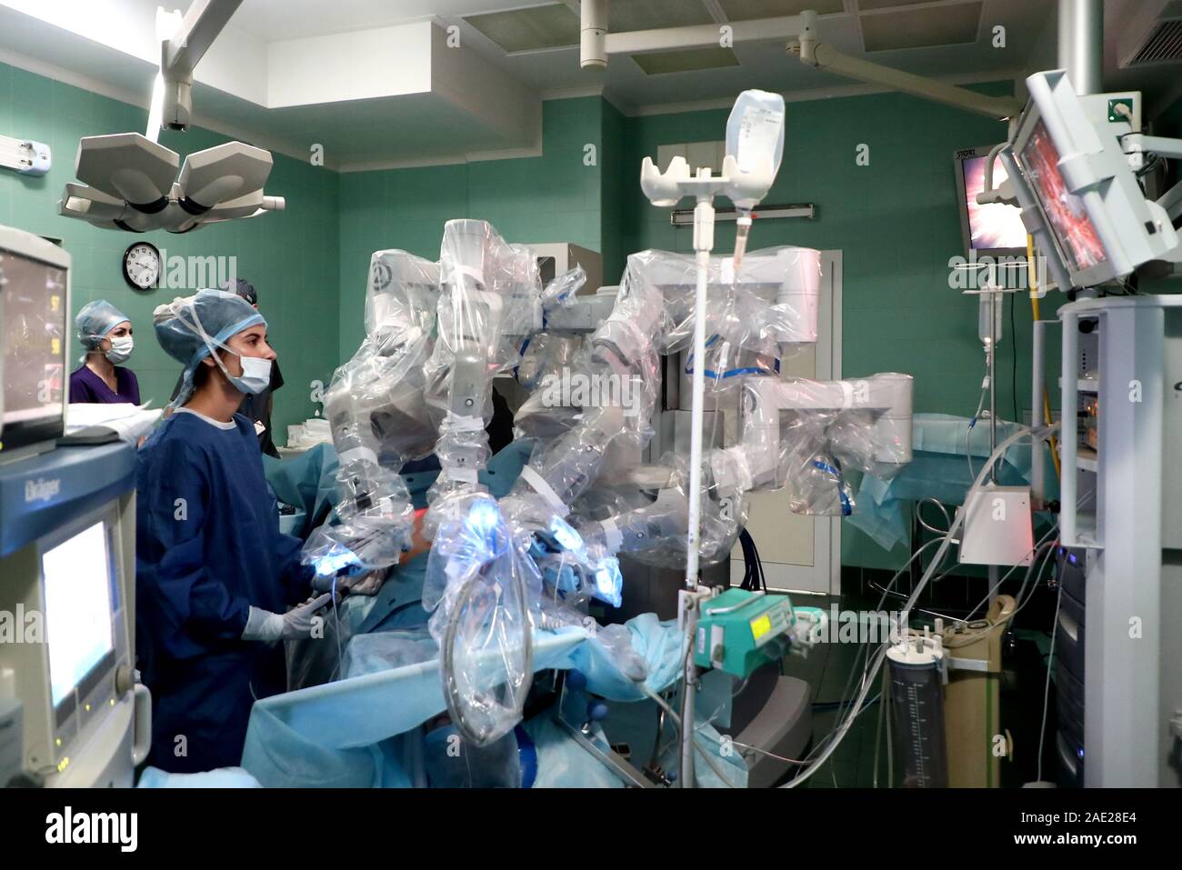 Da Vinci Surgical Robot High Resolution Stock Photography and Images ...