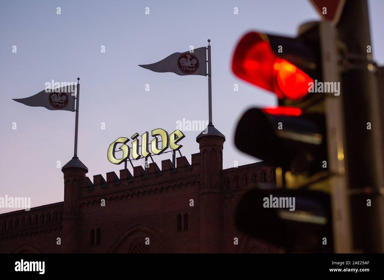 Hanover, Germany. 21st Nov, 2019. Behind a red traffic light on the ...