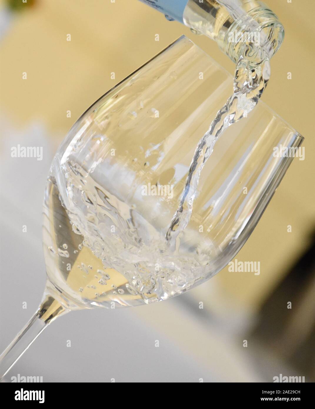 Water pouring into a glass hi-res stock photography and images - Alamy