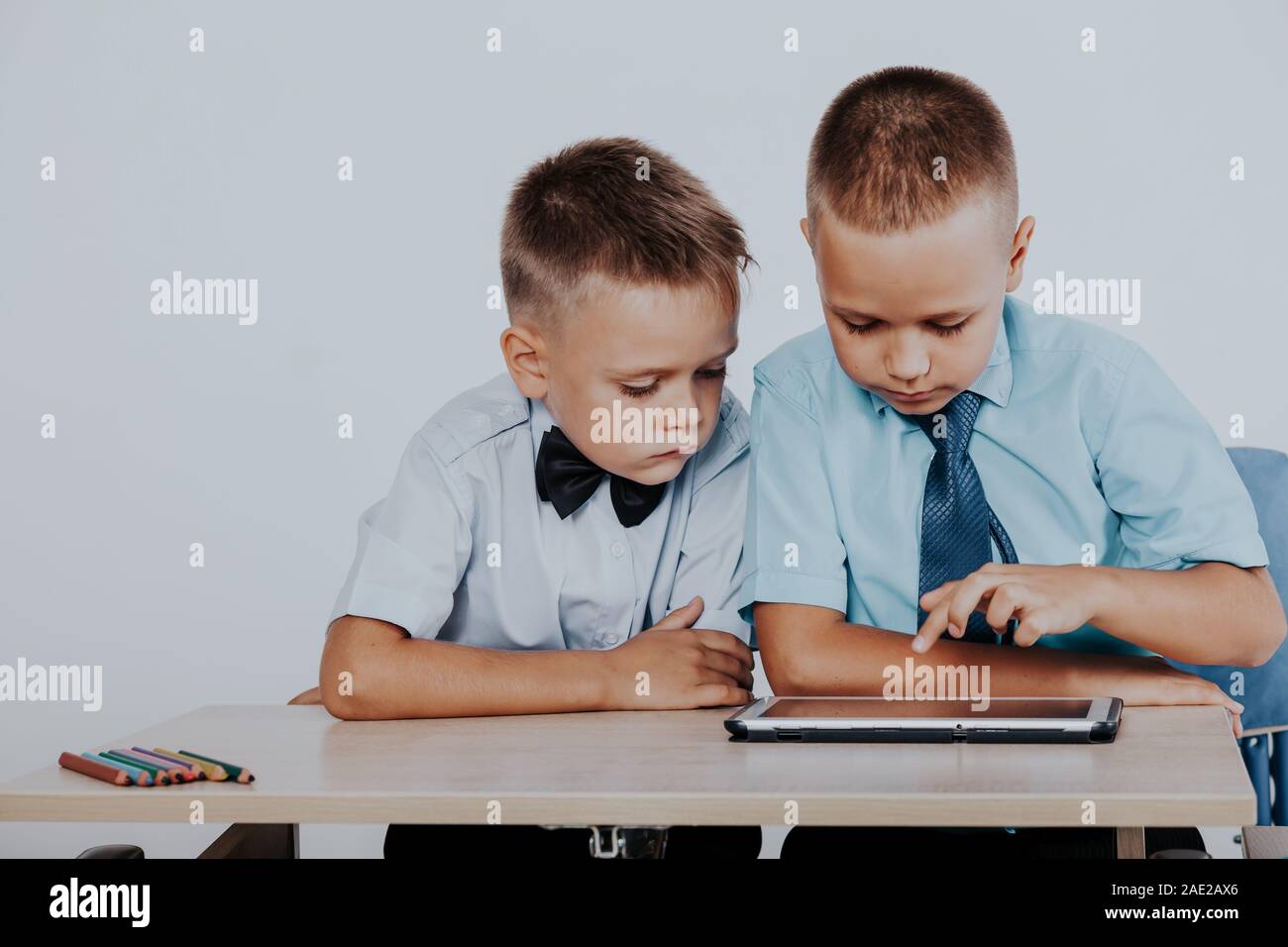 boys learn lessons Internet Tablet classroom school Stock Photo - Alamy