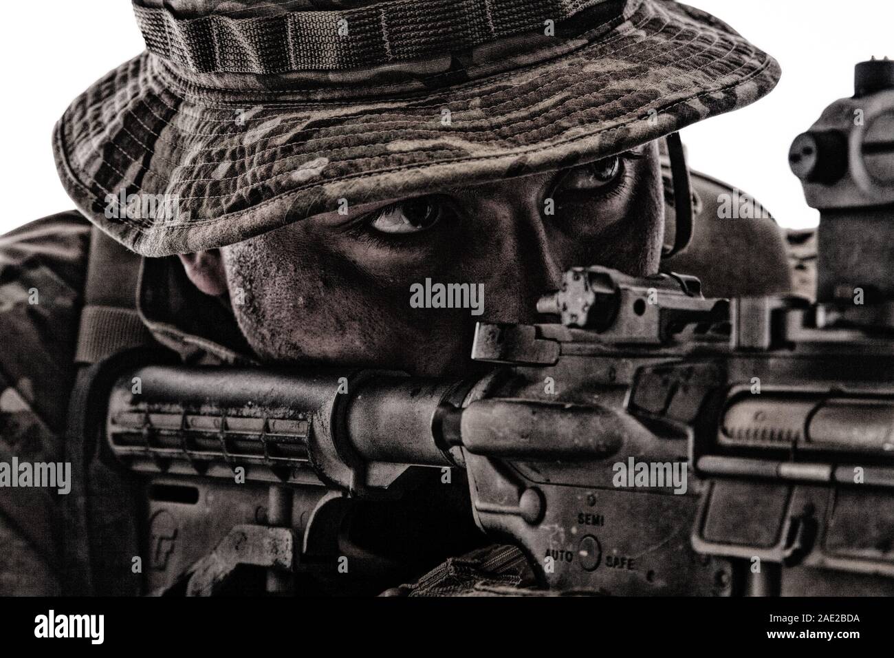 Close-up portrait of army soldier aiming rifle Stock Photo - Alamy