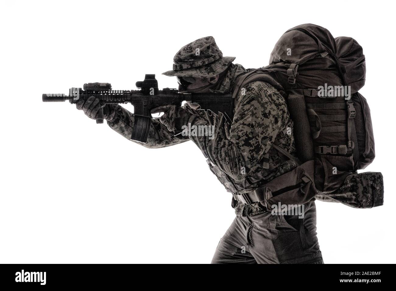 Army infantryman aiming service rifle studio shoot Stock Photo - Alamy