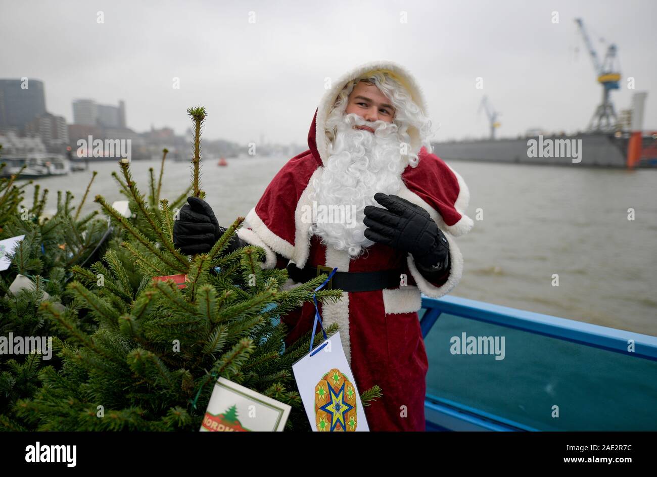Hamburg, Germany. 06th Dec, 2019. A sailor disguised as Santa Claus ...