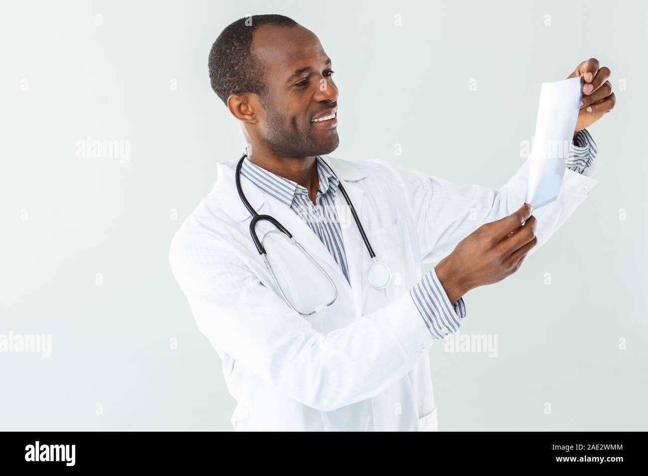 Positive doctor holdign a x-ray scan Stock Photo - Alamy
