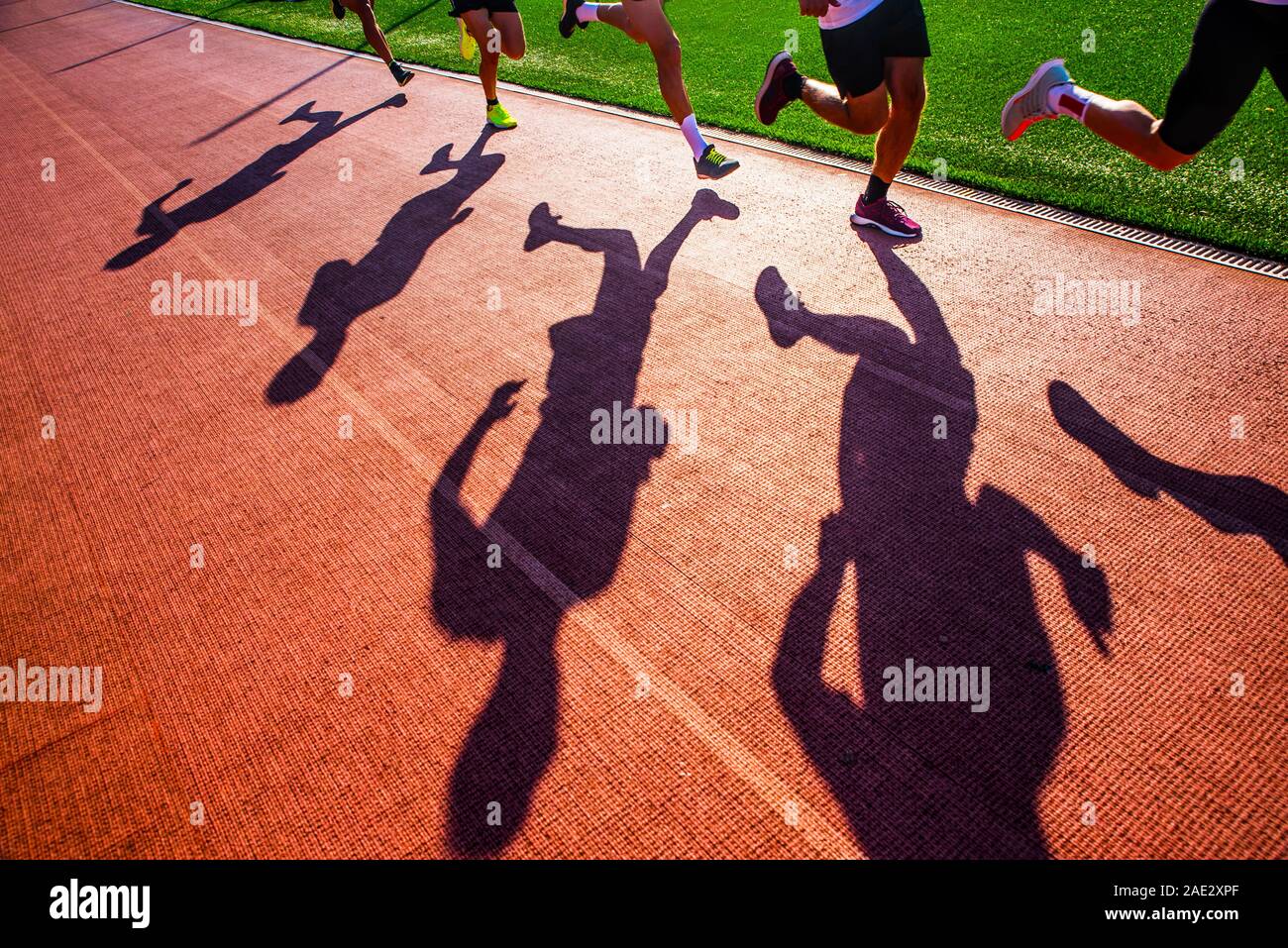Red athletics running track hi-res stock photography and images - Alamy