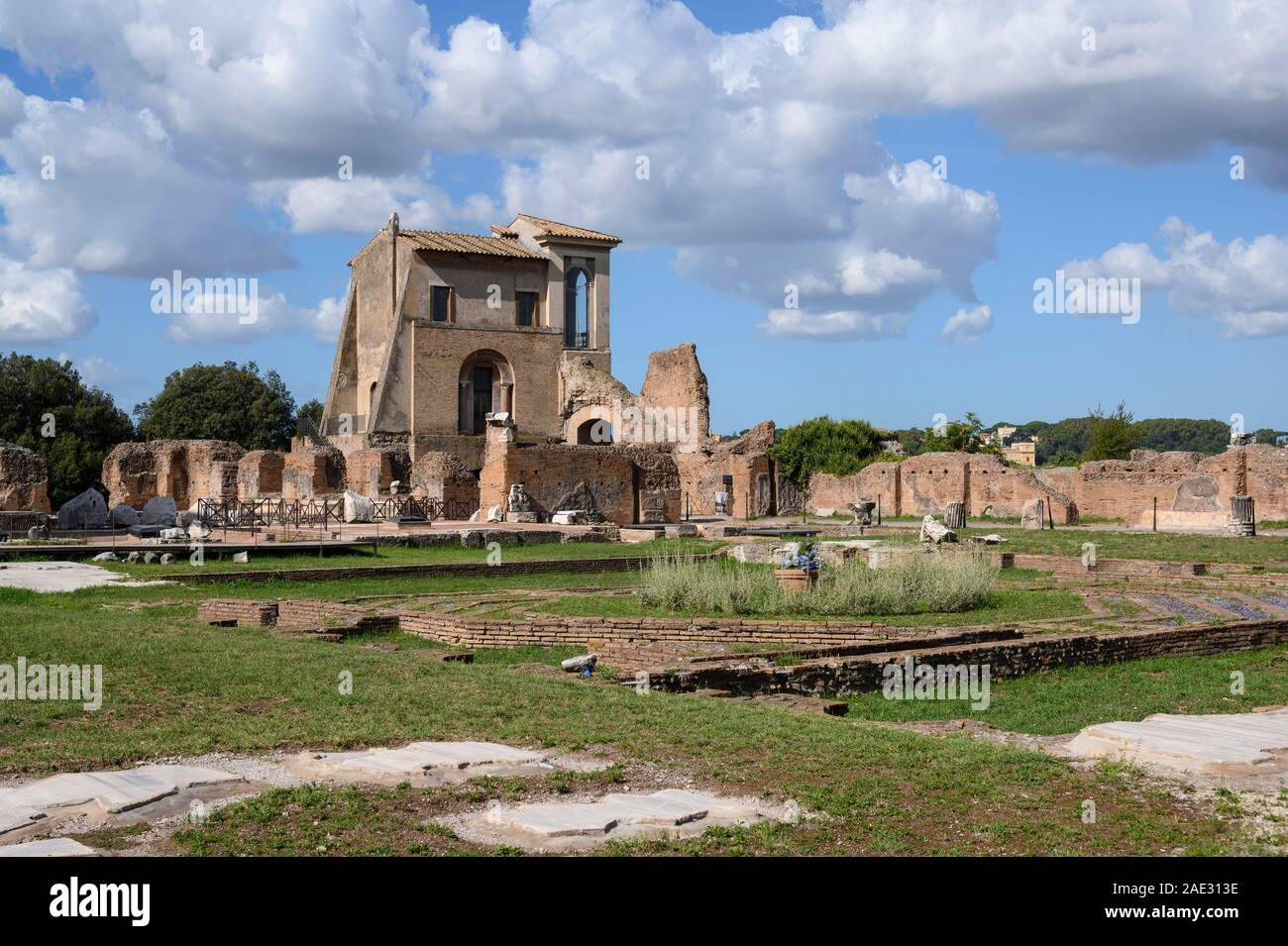 Peristyle garden hi-res stock photography and images - Alamy