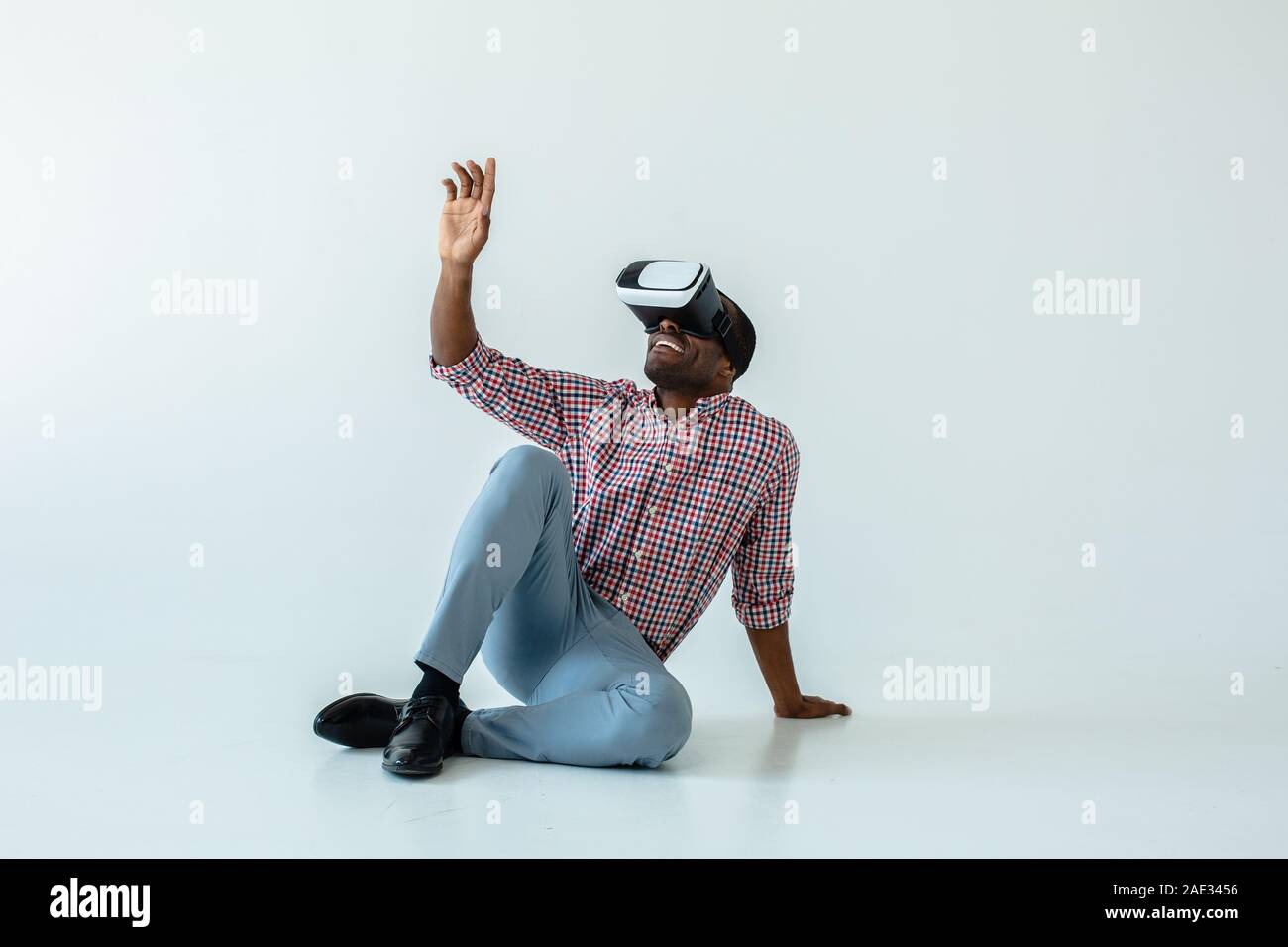 Positive afro american man testing VR glasses Stock Photo - Alamy Positive afro american man testing VR glasses Stock Photo - Alamy