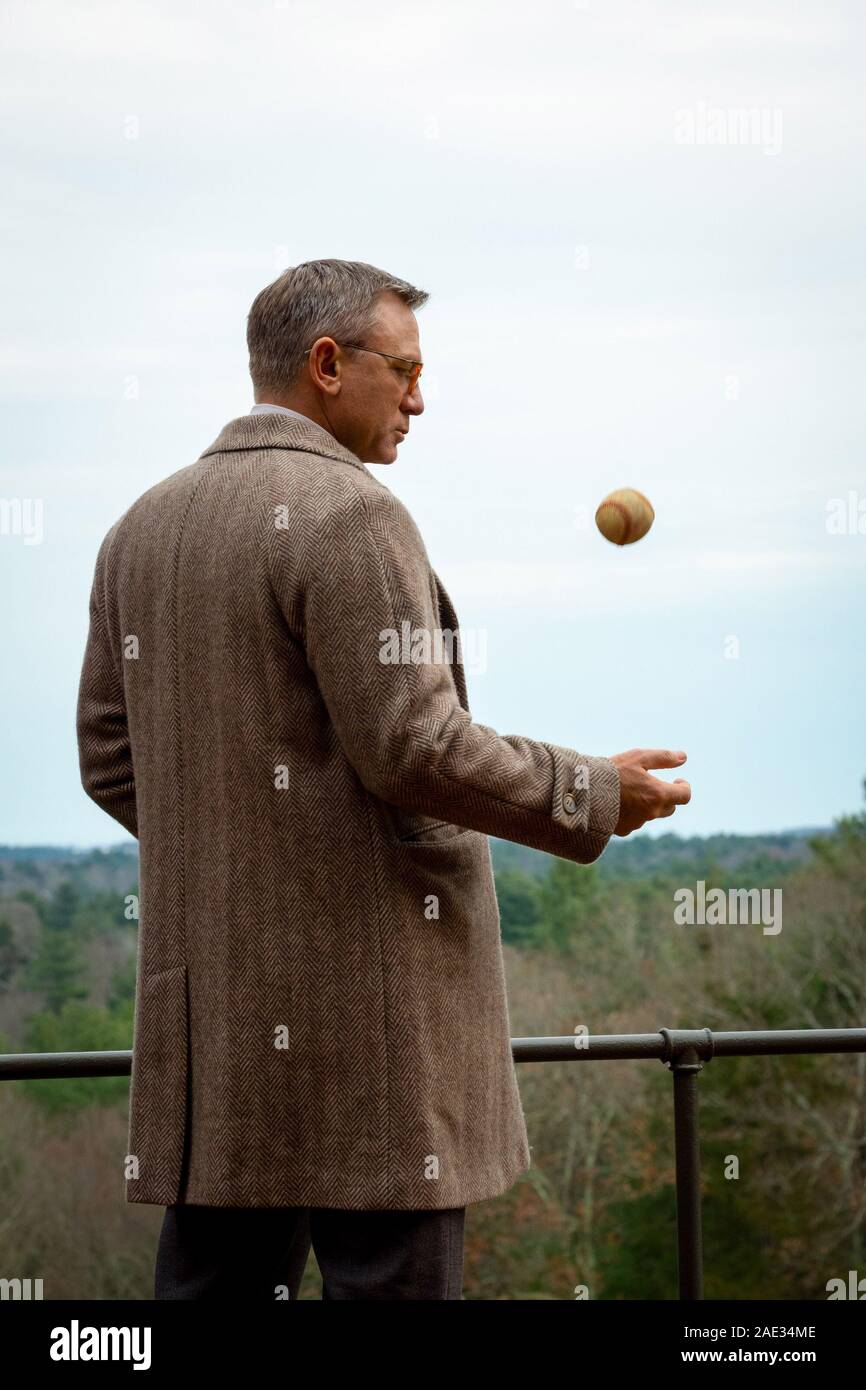 KNIVES OUT, Daniel Craig, 2019. ph: Claire Folger / © Lionsgate ...