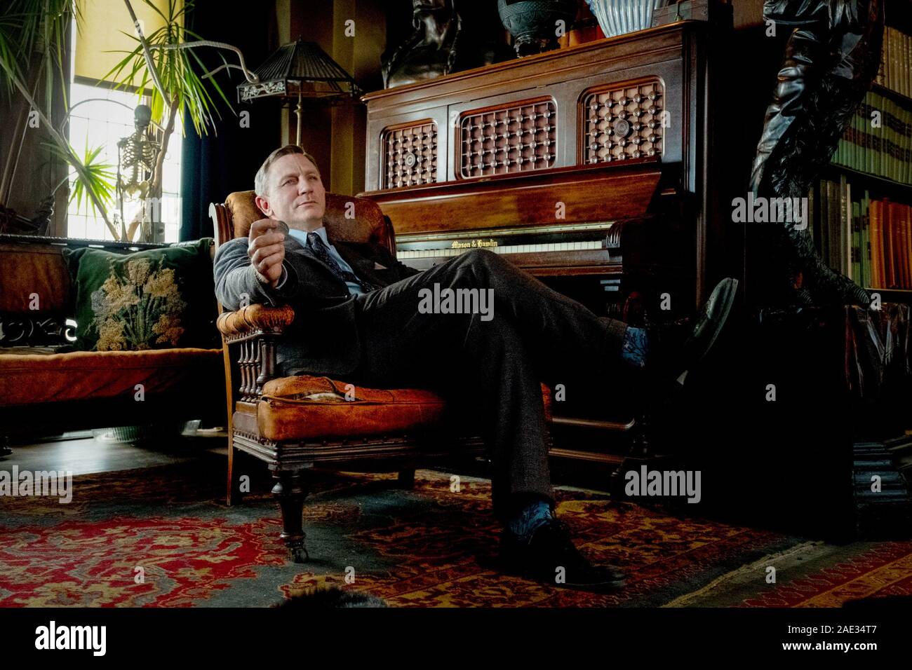 KNIVES OUT, Daniel Craig, 2019. ph: Claire Folger / © Lionsgate ...