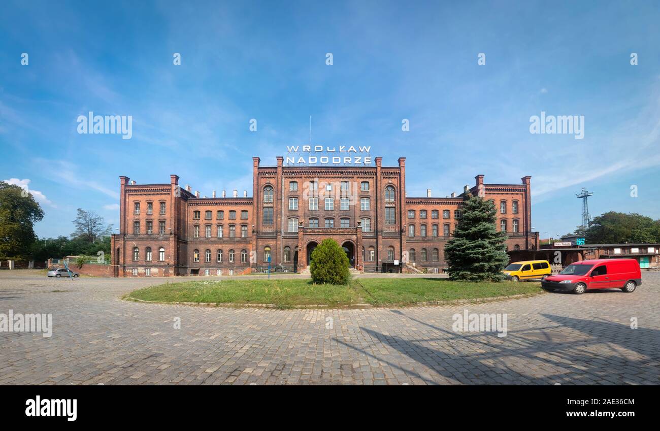 Red brick station building hi-res stock photography and images - Alamy