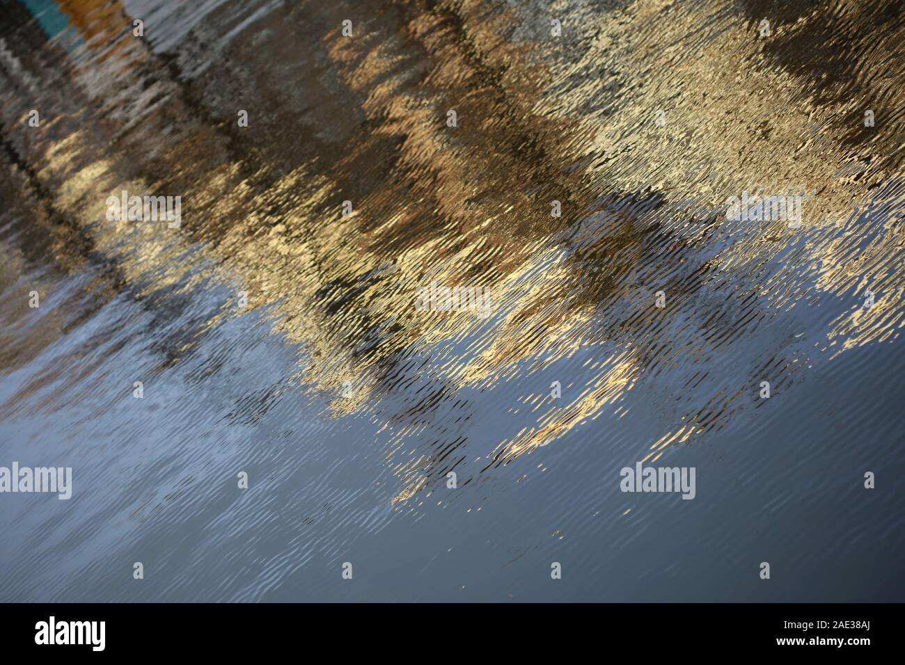 Buildings reflection on canal hi-res stock photography and images - Alamy