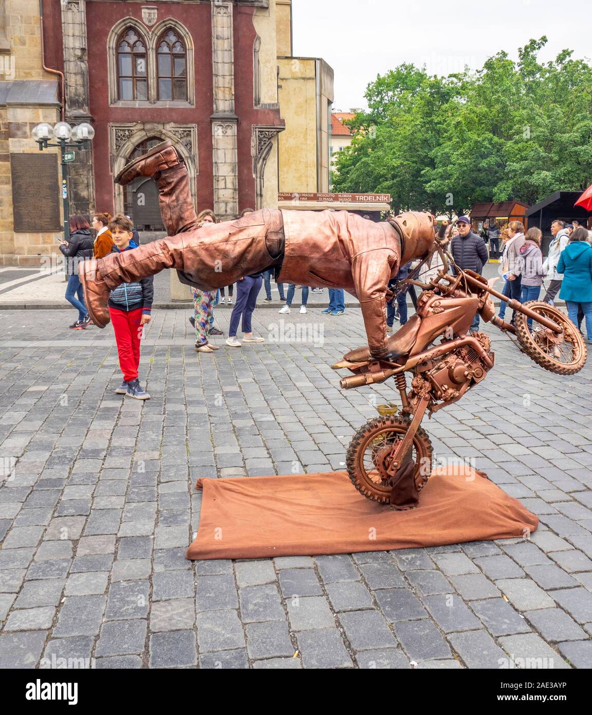 Street Performer Living Statue High Resolution Stock Photography and ...