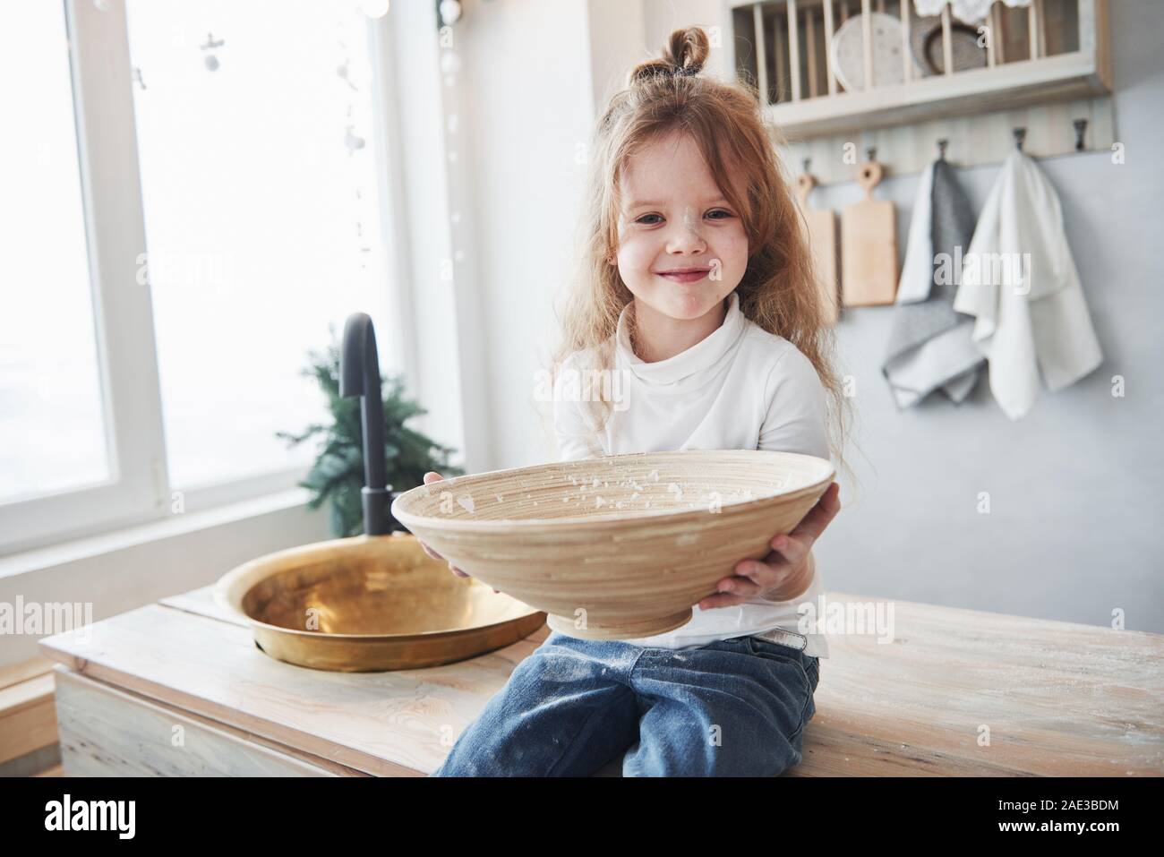 Flour on face kid hi-res stock photography and images - Alamy