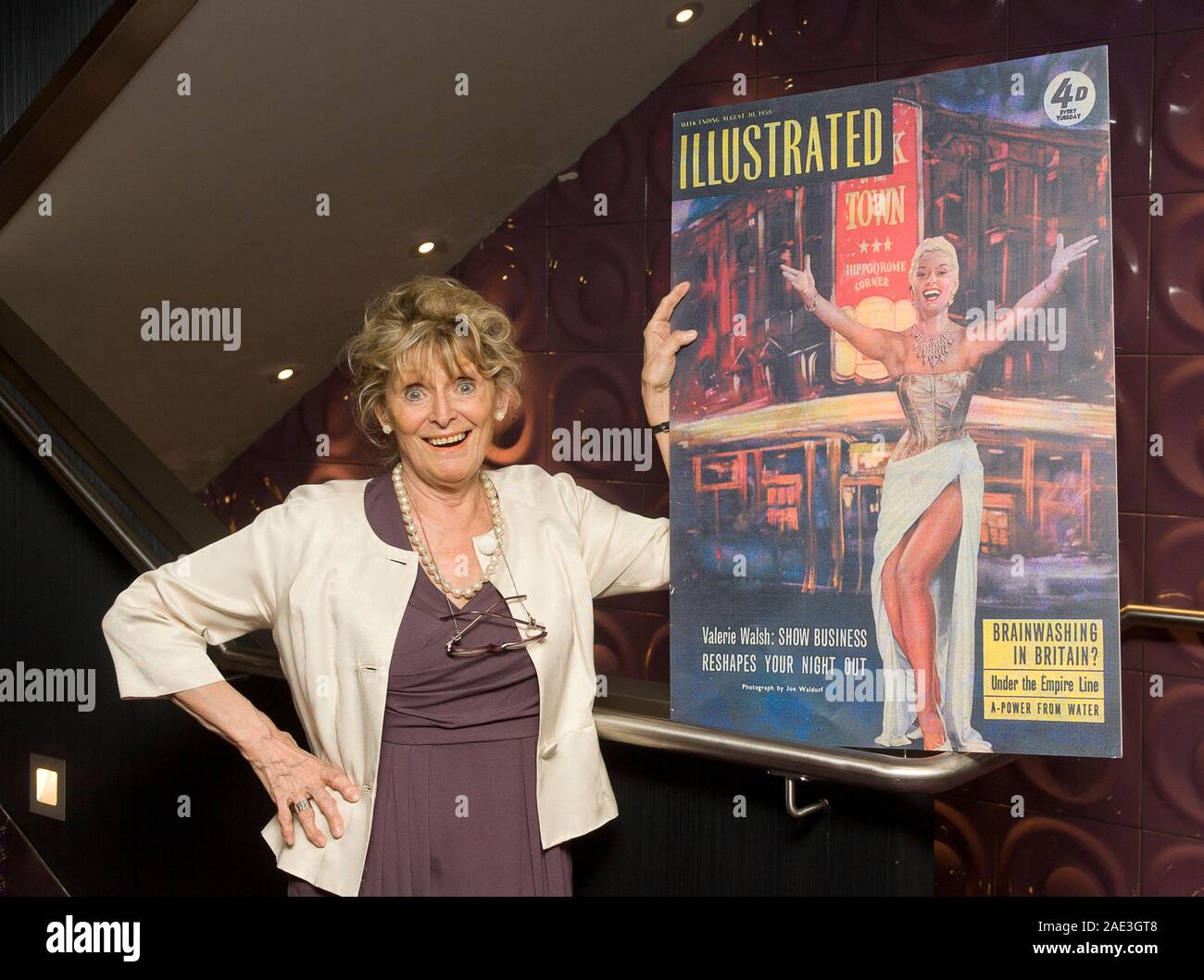 Entertainers bruce forsyth hi-res stock photography and images - Alamy