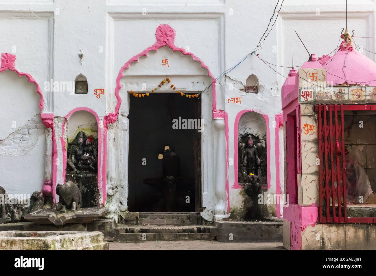 White temple with pink decoration in Khajuraho, India Stock Photo - Alamy