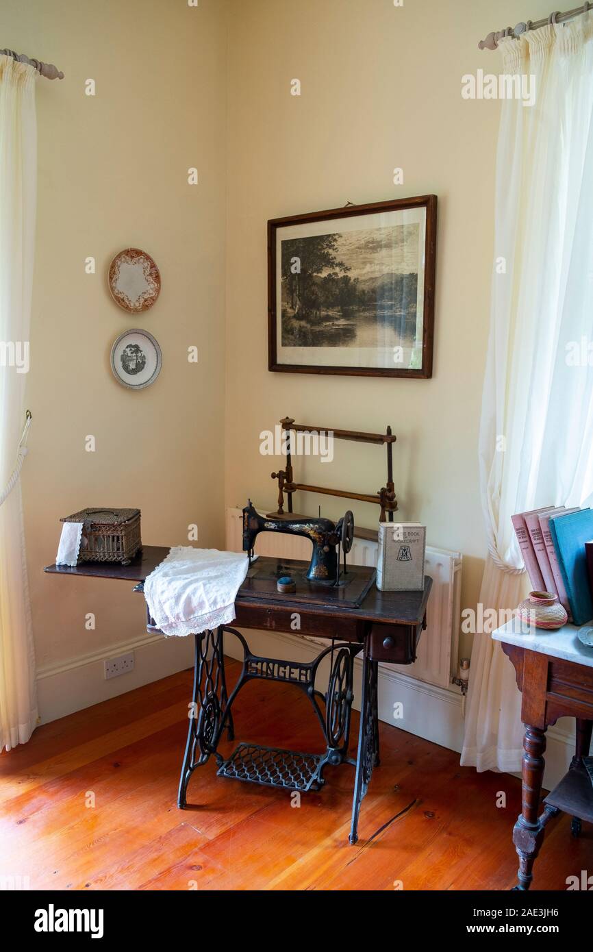 Singer antique sewing machine hi-res stock photography and images - Alamy