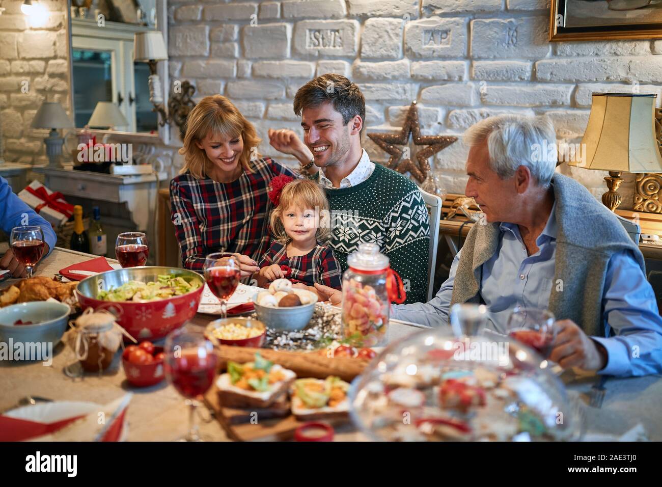Family enjoying christmas hi-res stock photography and images - Alamy