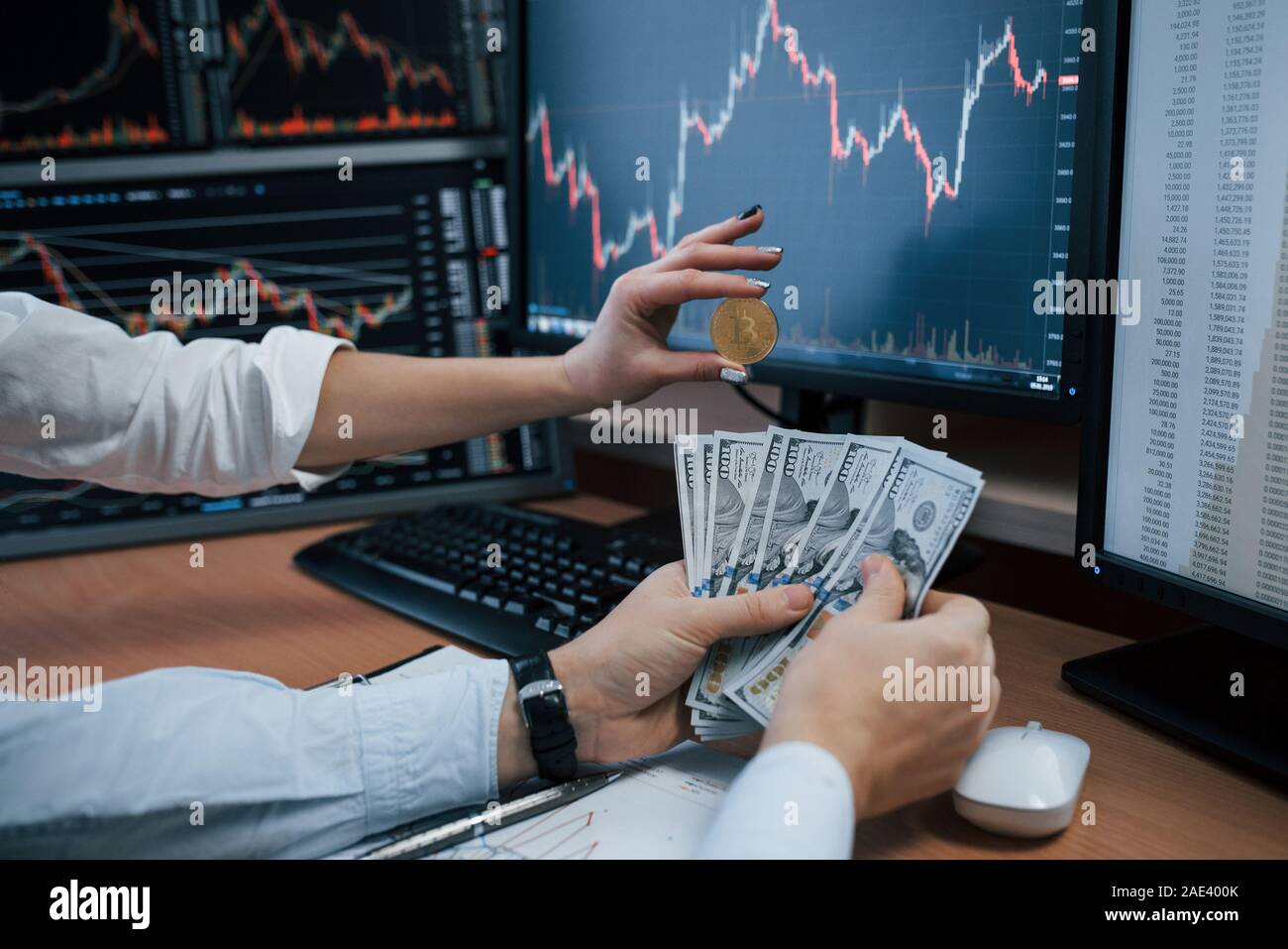 Digital currency graphs hi-res stock photography and images - Alamy