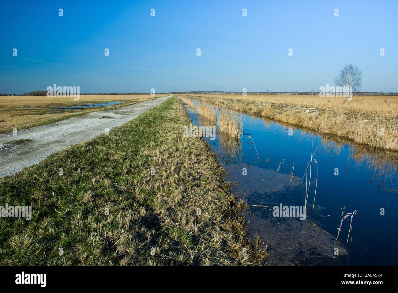 Canal and road hi-res stock photography and images - Alamy