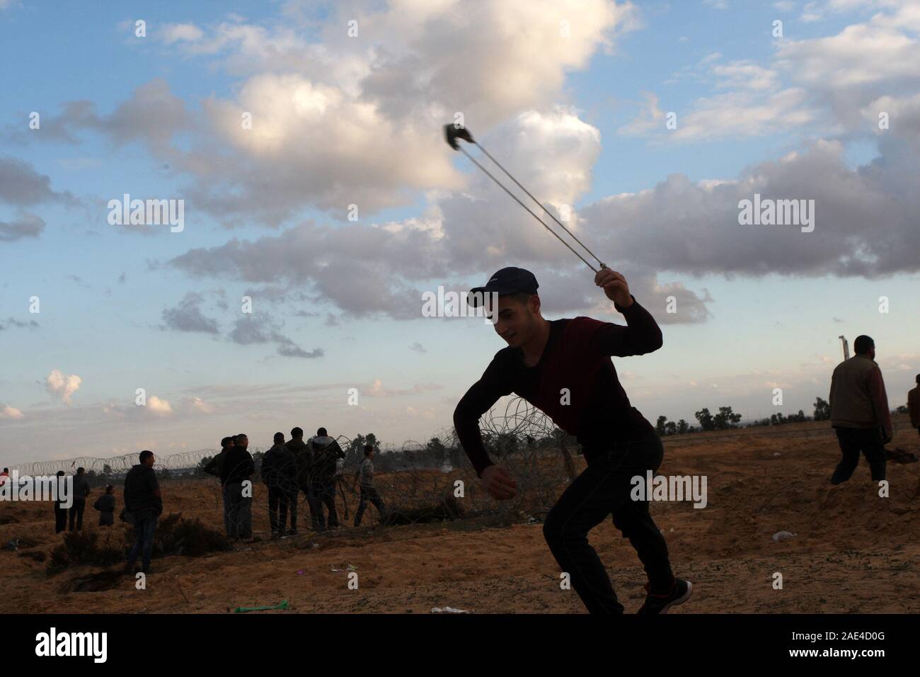 Palestinian man uses slingshot palestinian hi-res stock photography and ...
