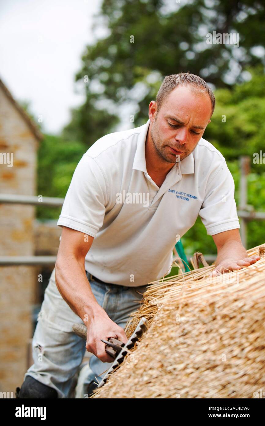 Thatcher thatch thatching wheat hi-res stock photography and images - Alamy