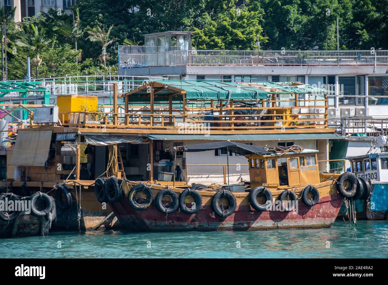 Junks and sampans in Hong Kong Island's Aberdeen Harbour Stock Photo ...