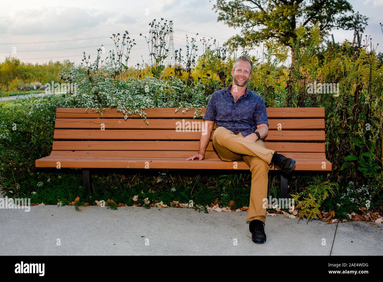 Man sitting alone bench hi-res stock photography and images - Alamy